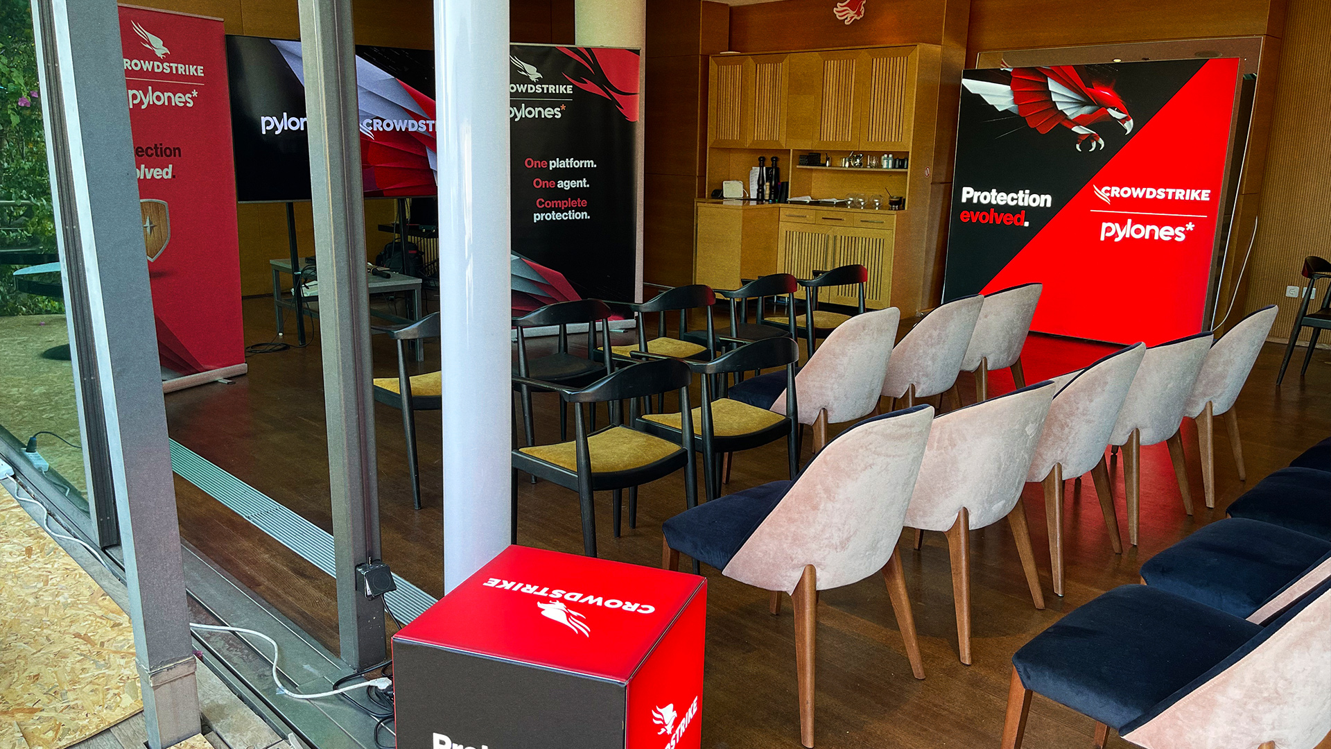 Crowdstrike & Pylones B2B Event | Project | AMG MEDIA